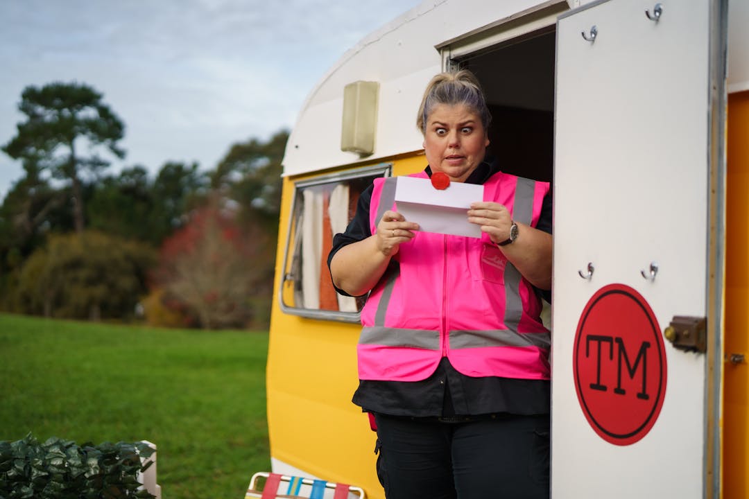 Ep 2 - Heat stroke - Taskmaster New Zealand - Season 2 - TASKMASTER ...