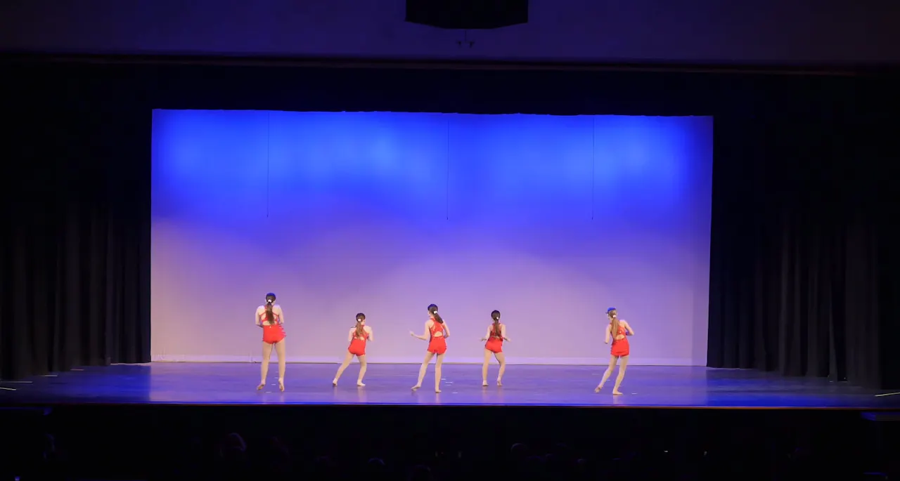 25 Hot Stuff - Dance Studio M