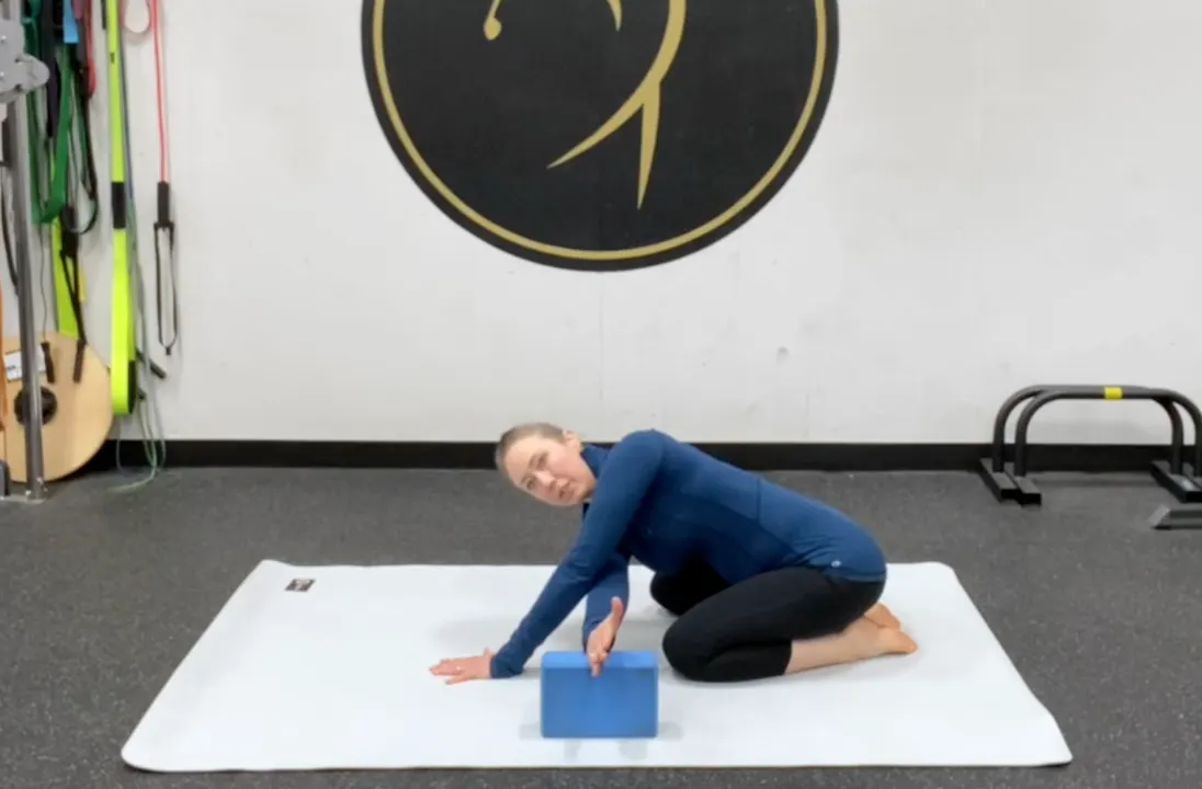 Thoracic rotation with horizontal adduction stretch - Dynamic Motion ...