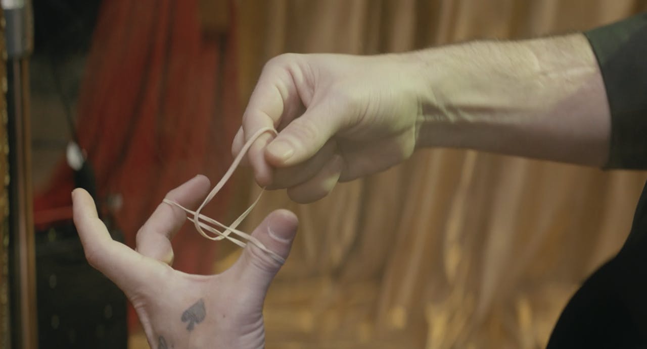 Linking Bands - Master Magic Tricks