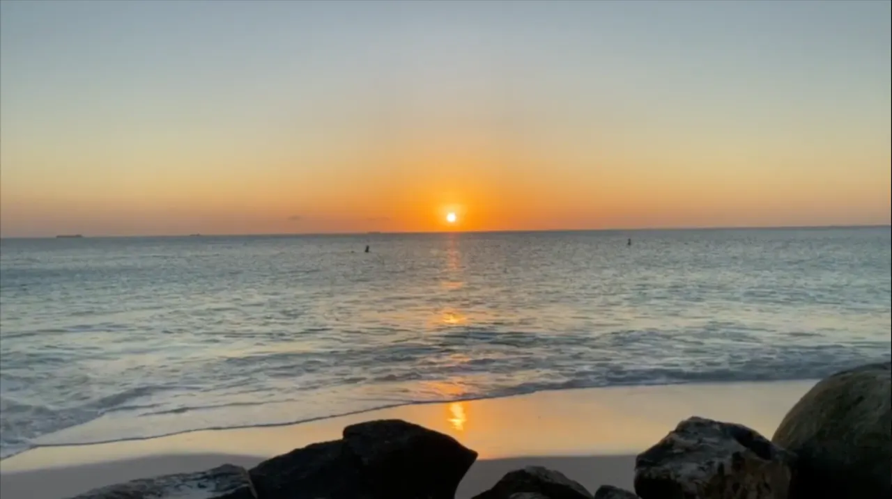 A Walk Through Paradise - S2053 - Ocean & Water - Memory Lane TV