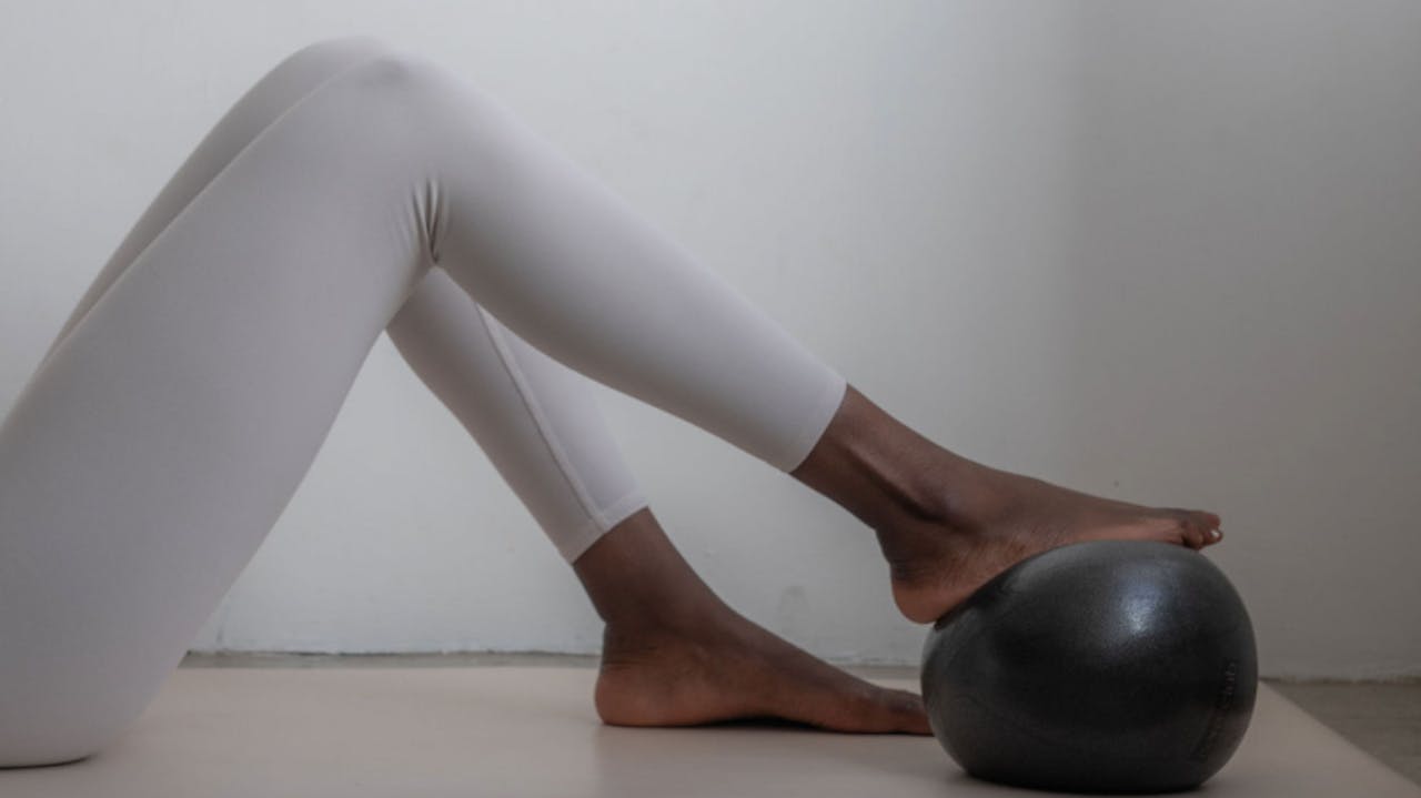 37 Min: Quickie // Full Body // Ball - Core Club Pilates