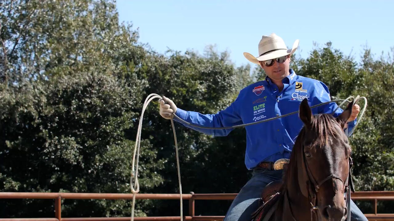HEADING: Distance Between Your Hands - Heading Fundamentals - Roping․com
