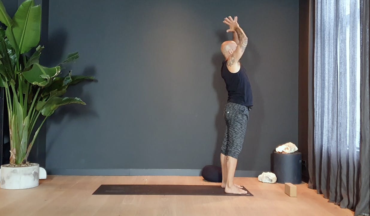 Bondi Flow w/ Luca full body stretch- & strength- class | 35 minutes ...