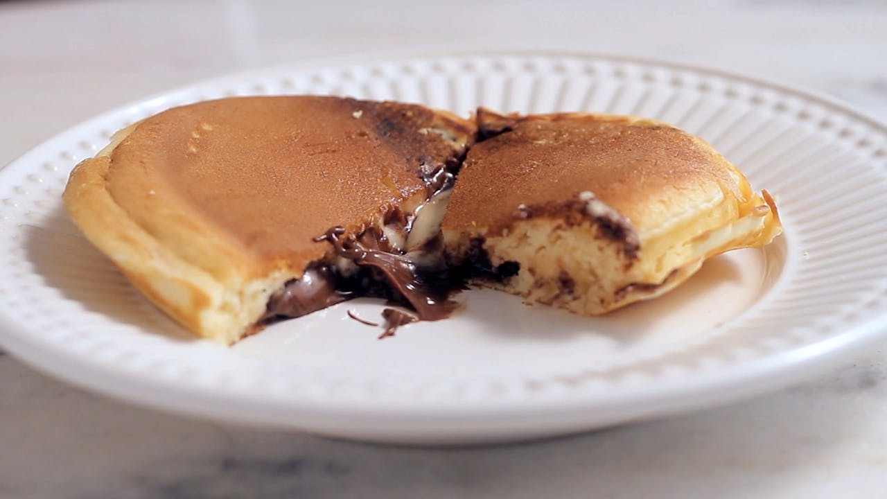 Panqueca Recheada com Nutella - Tastemade