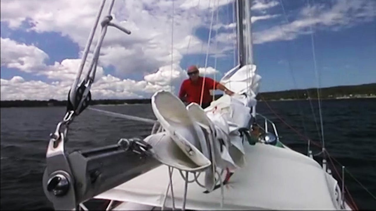Cruising Tip: Flaking the Mainsail - Underway - SAILFLIX