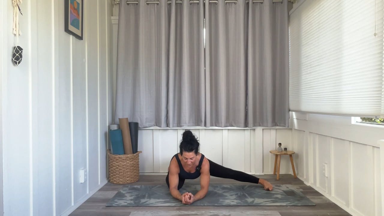 10 min Energizing Stretch w/ Tracy - YogaWorks