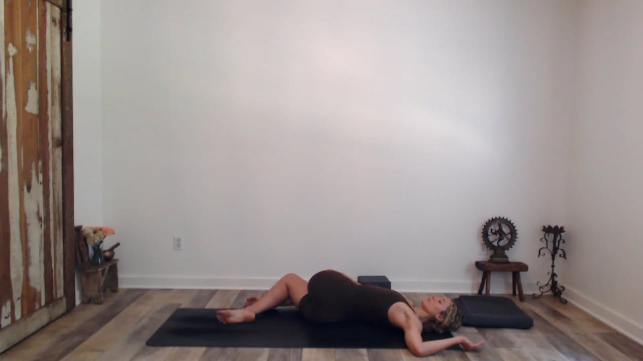 30 min Yogaworks w/ Ashley - All Hips, No Hands: A Gentle Practice - 06/13/2023 - YogaWorks