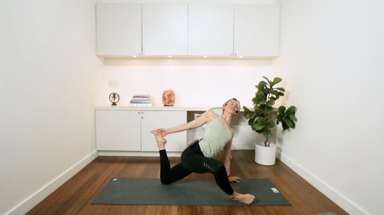 Happy Hatha Yoga (30 min) - with Lisa Sanson - Lisa Sanson - YYOGA at Home