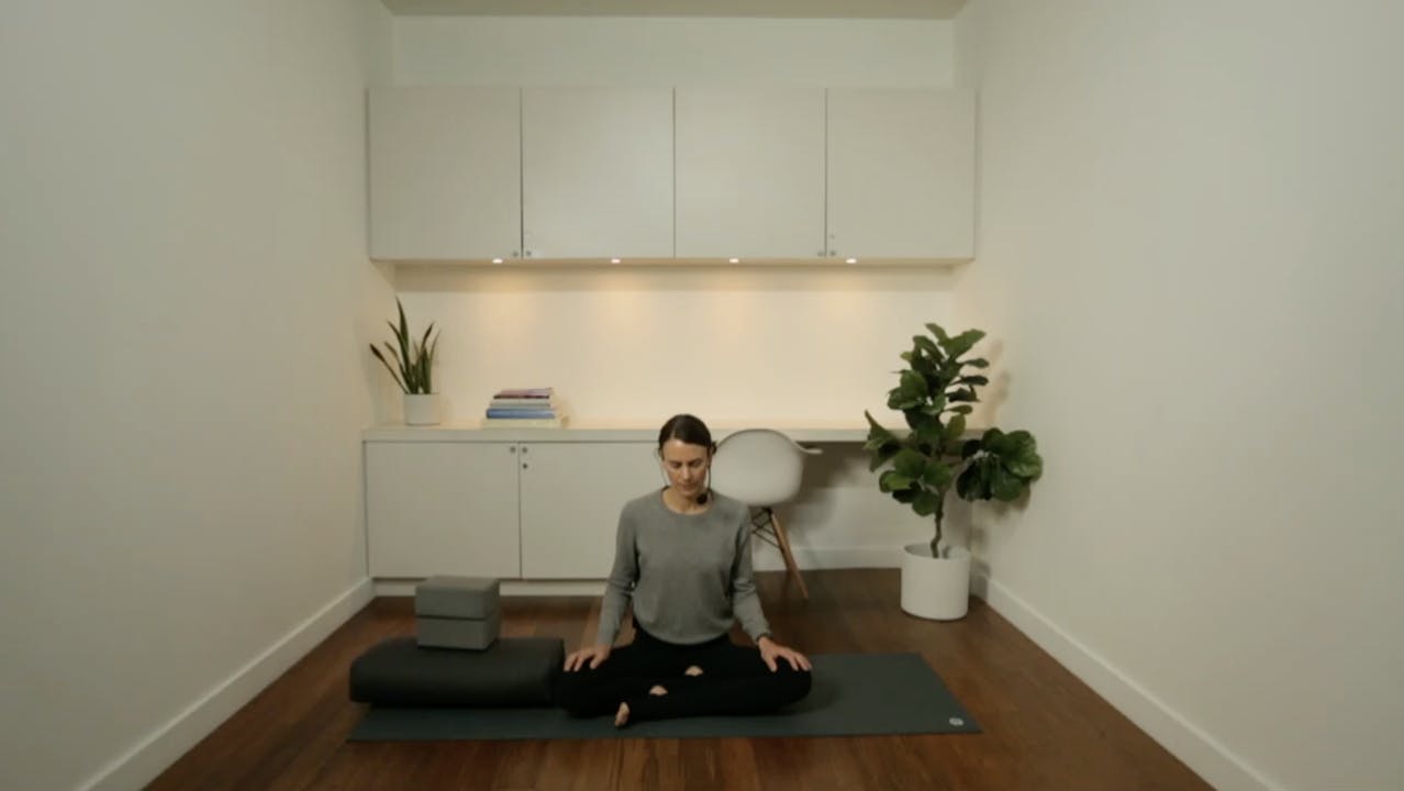 Live Replay: Yin & Meditation (60 min) - with Lisa Sanson - Yin - YYOGA ...