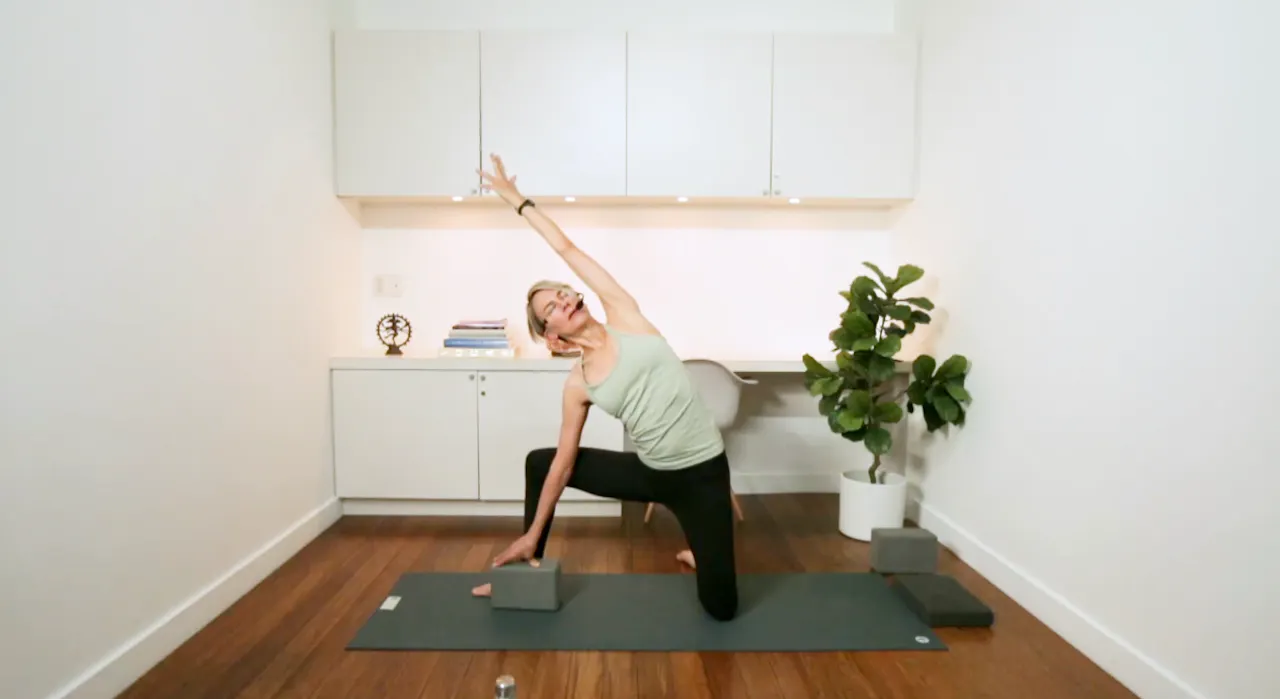 Yin & Yang (45 min) - with Lisa Sanson - Lisa Sanson - YYOGA at Home