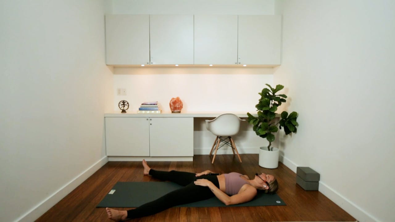 Slow Expansive Flow (45 min) - with Mikaela Millington - Mikaela Millington - YYOGA at Home